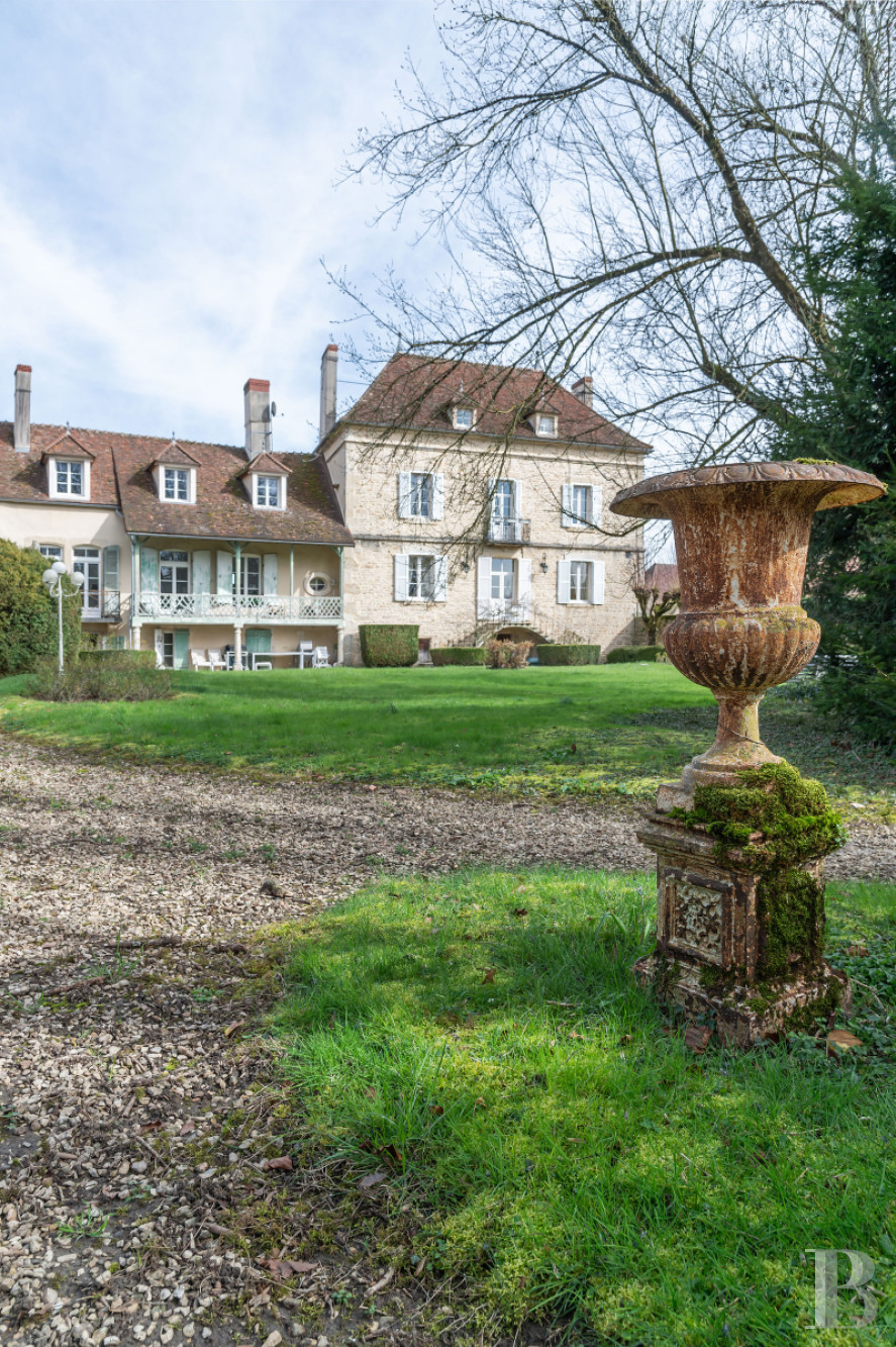 À 2 h de Paris, en Bourgogne, un manoir du 18e s. dans un village ...