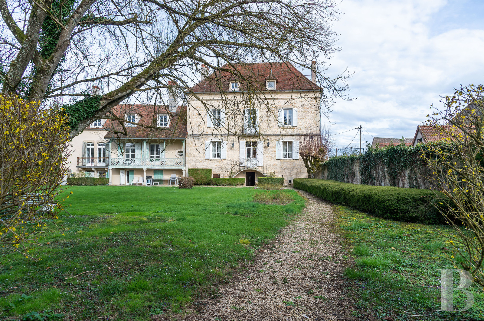 À 2 h de Paris, en Bourgogne, un manoir du 18e s. dans un village ...