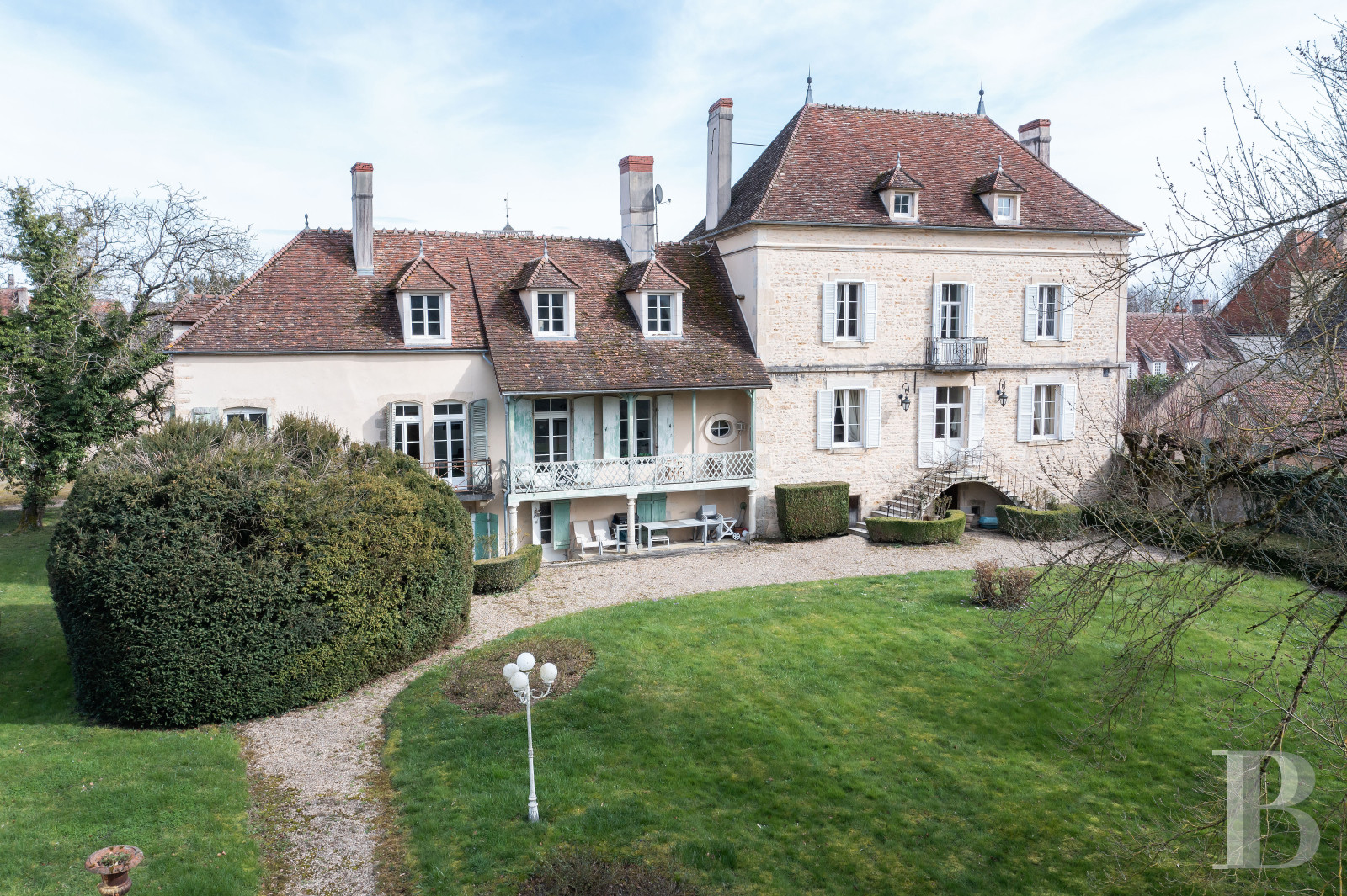 À 2 h de Paris, en Bourgogne, un manoir du 18e s. dans un village ...